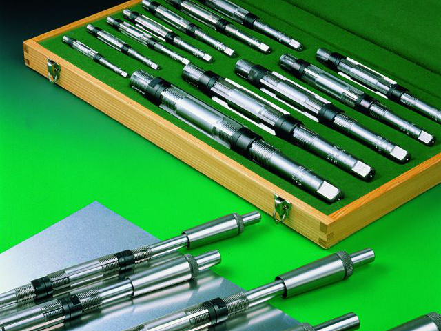 Adjustable hand reamers